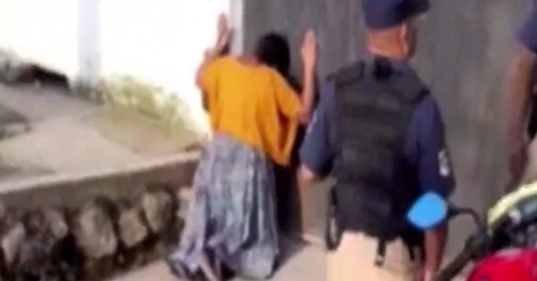 Mujer se arrodilló frente a edificio municipal clamando que le ...